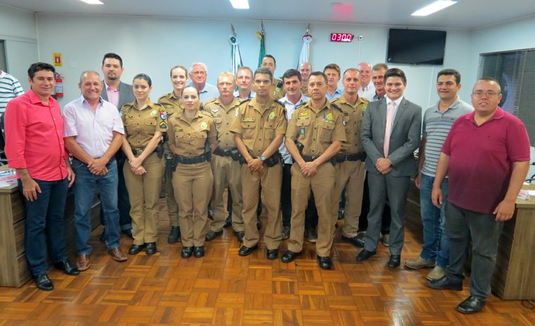 Policiais da Patrulha Escolar e Proerd são homenageados pela Câmara ...